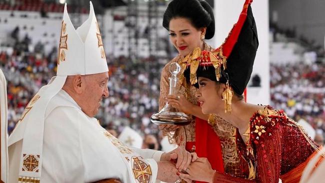 5 Potret Momen Artis Ikut Misa bersama Paus Fransiskus di GBK, Lyodra Bawakan Lagu The Prayer ...
