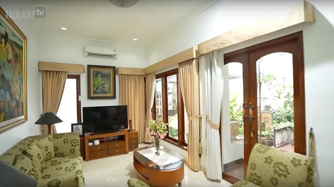 5 Potret Rumah Dokter Boyke, Homey dan Banyak Pajangan Lukisan - Foto 1