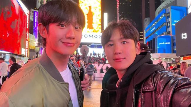 Keakraban Jung Hae In 'Love Next Door' dengan Adik Laki-lakinya yang Tampan