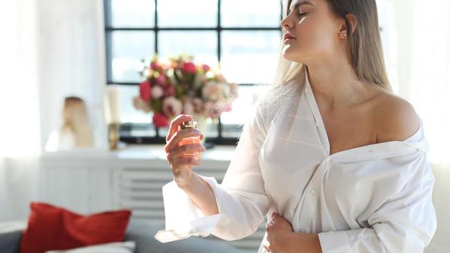 Pahami 7 Titik Semprot Parfum agar Wangi Seharian dan Tahan Lama