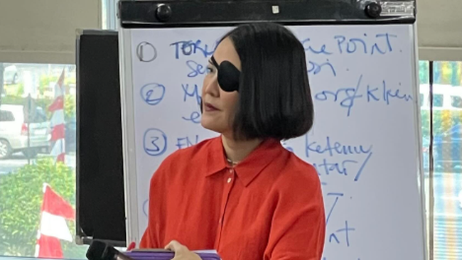 5 Potret Becky Tumewu Usai Operasi Mata Akibat Retina Lepas - Foto 1