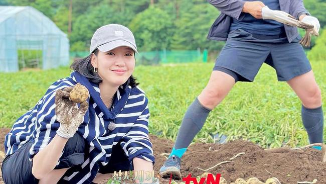 Outfit Mahal Kim Go Eun ke Kebun Kentang Curi Perhatian, Ternyata...