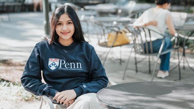 Beda Gaya Figur Publik Pakai Outfit Merchandise Kampus, Erina Gudono ...