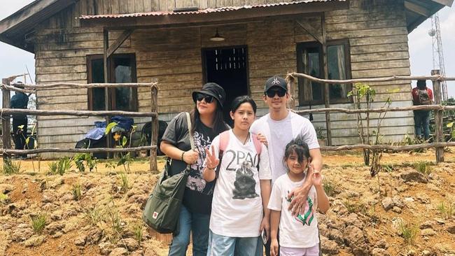 7 Potret Audy Item dan Kedua Anaknya Temani Iko Uwais Syuting Film - Foto 1