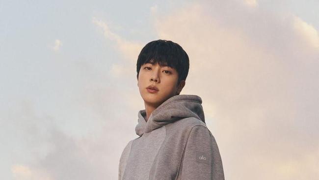 Jadi Global Ambassador Terbaru Alo Yoga, Jin BTS Pamerkan Gaya Sporty ...