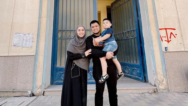 5 Potret Suami Oki Setiana Dewi Susul Sang Istri ke Mesir, Si Bungsu ...