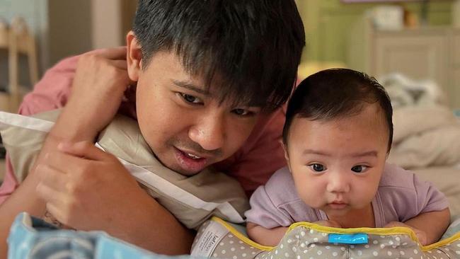7 Potret Baby Elio Anak Joshua Suherman Belajar Tengkurap di Usia 4 ...