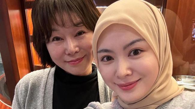 5 Potret Ayana Moon Selebgram Korea Selatan Berhijab dengan Ibunda - Foto 1