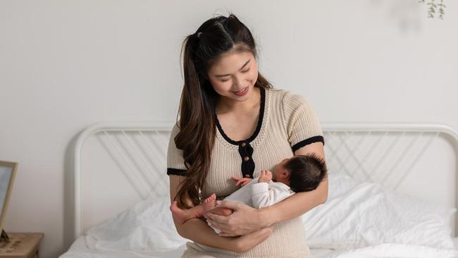 Panduan Posisi Menyusui yang Benar, Lengkap dari Bayi Baru Lahir hingga ...