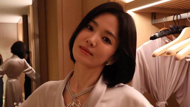 Fresh dan Awet Muda, Song Hye Kyo Tampil Memesona dengan Potongan Rambut Pendek - Foto 1