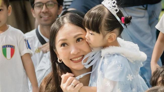 7 Potret Nakeya Putri Bungsu Nola B3 Semakin Menggemaskan, Beda 16 ...