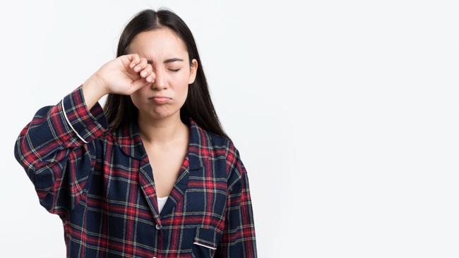 Kebiasaan Mengucek Mata Ternyata Bisa Berbahaya, Kenali 6 Dampak Buruknya!