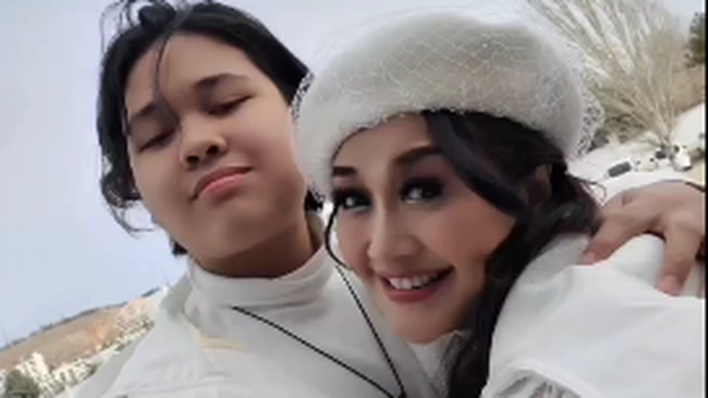 7 Potret Adrian Bago, Putra Paramitha Rusady yang Jarang Diekspose & Kini Sudah Dewasa - Foto 1