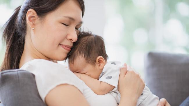 Mengenal Posisi Menyusui Dangle Feeding yang Ampuh Redakan Nyeri ...