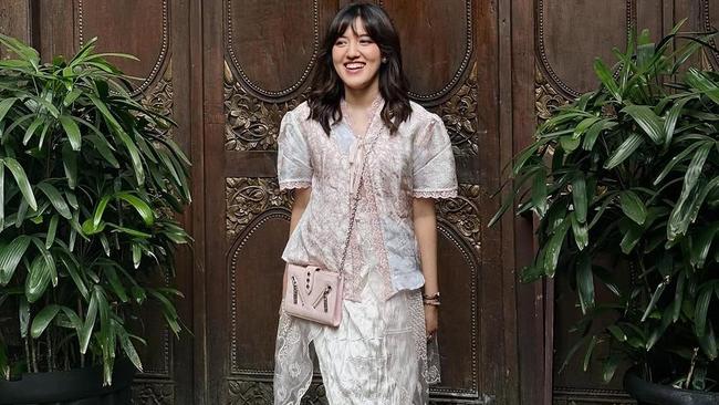 Get The Look: Ide Outfit Batik Kasual nan Manis ala Ify Alyssa untuk Hangout