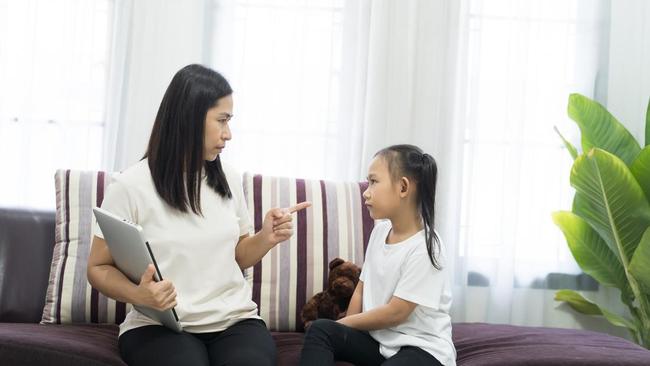 7 Kesalahan Orang Tua yang Sebabkan Anak Menjadi Insecure