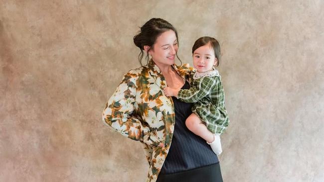 5 Potret Manis Kebersamaan Julie Estelle dengan Sang Putri Brielle - Foto 1