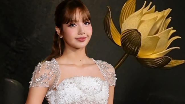 Pakai Gaun Bunga Lotus, Lisa BLACKPINK Curi Perhatian di Premier The ...
