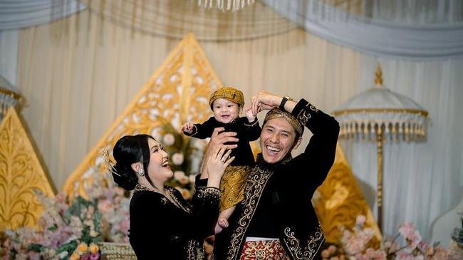 7 Potret Tedak Siten Baby Agham Anak Via Vallen yang Kental dengan Adat Jawa - Foto 1