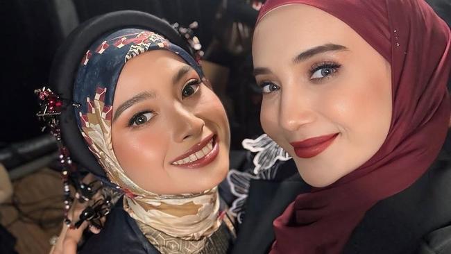 5 Potret Keakraban Acha Septriasa & Zaskia Sungkar, Jadi Model Runway ...