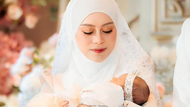 5 Bunda Seleb yang Menyusui di Hari Raya Idul Fitri, Lesti Kejora hingga Tya Arifin - Foto 1