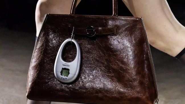 Game Jadul Jadi Aksesori Fashion! Coperni Rilis Tamagotchi Swipe Case