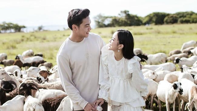 5 Potret Prewed Selebgram Jessica Jane & Erwin Phang, Unik Dikelilingi Domba - Foto 1