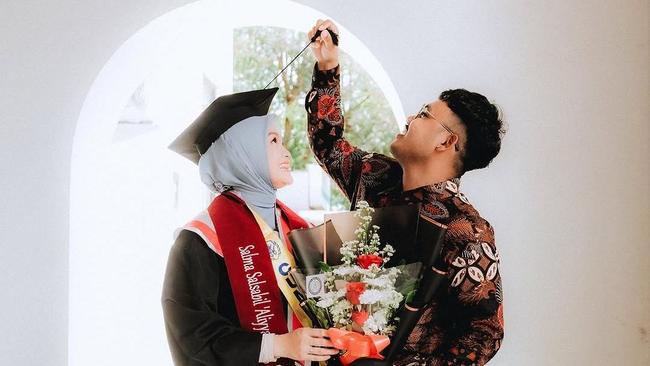 5 Potret Salma Salsabil Wisuda, Lulus Predikat Cum Laude - Foto 1