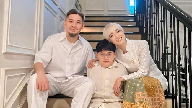 7 Potret Terbaru Intan Ayu Pemain 'Di Sini Ada Setan', Bahagia Bareng Suami dan Anak - Foto 1
