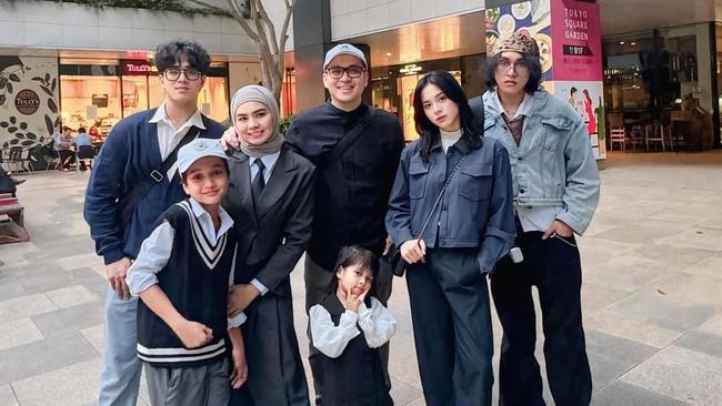 7 Potret OOTD Stylish Fadli Akhmad bersama Istri dan 5 Anaknya yang Tampan dan Cantik, Ada Zee ...