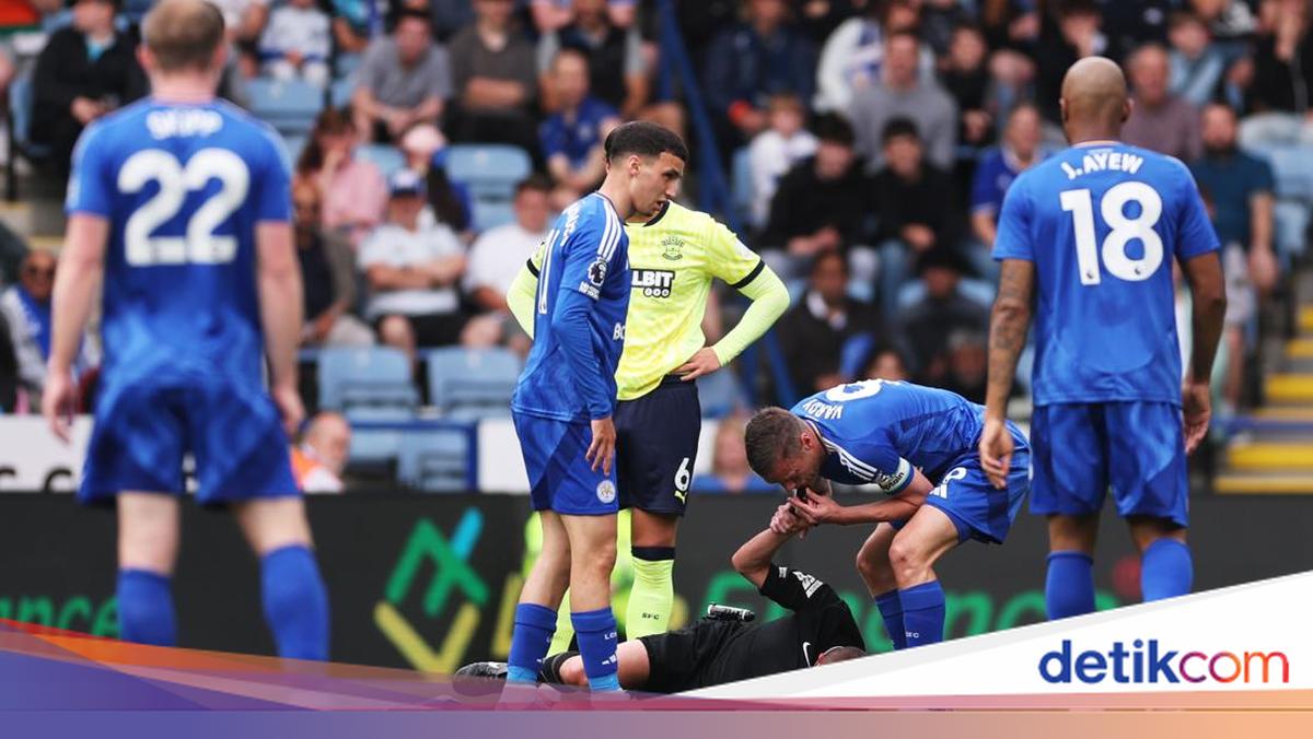 Momen Jamie Vardy Bantu Tiup Pluit Wasit yang Kesakitan
