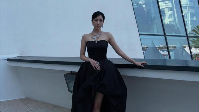 Classy! Simak Gaya Mina TWICE Saat Menghadiri Cannes Film Festival 2025