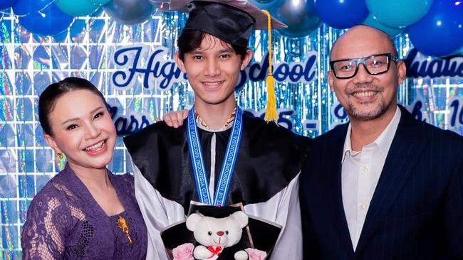 Rossa dan Yoyo Padi Hadiri Kelulusan SMA Sang Putra, Ini Potret ...