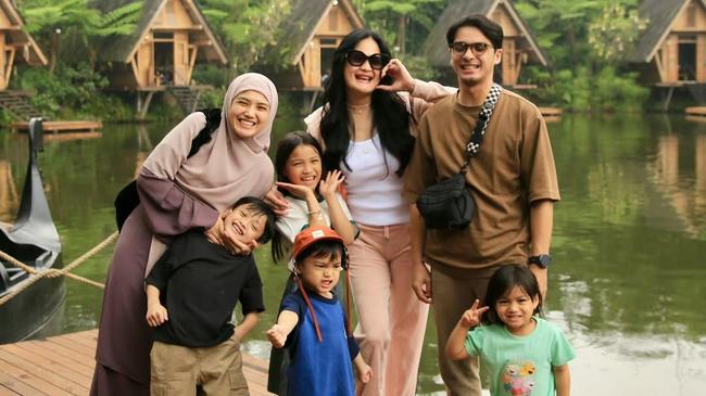 5 Potret Ricky Harun Kerap Ajak Donna Harun Jalan Bareng Istri dan Anak ...