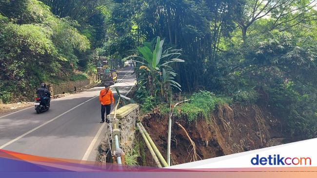 Jembatan di Jalan Kolmas Lembang Terancam Ambruk Tergerus Longsor
