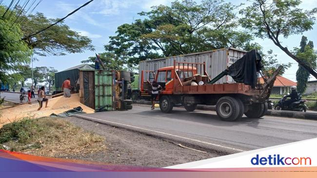 Truk Gandeng Terguling Tutup Jalur Pantura Bendungan Pasuruan