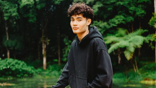 5 Potret Edga Putra Rima Melati Adams yang Tinggi dan Berwajah Tampan ...