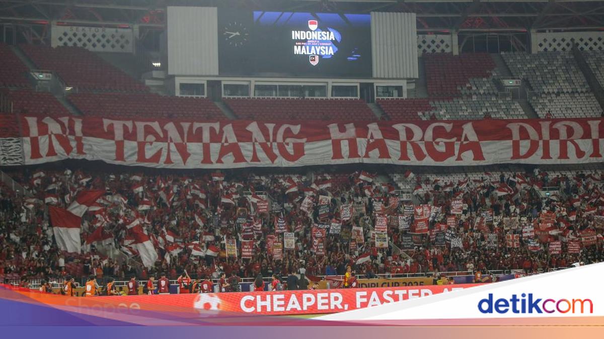 Aksi Suporter Indonesia Merahkan GBK dengan Beragam Poster