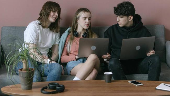 Hastle Culture Vs. Work-Life Balance: Mana yang Lebih Baik untuk Gen Z?