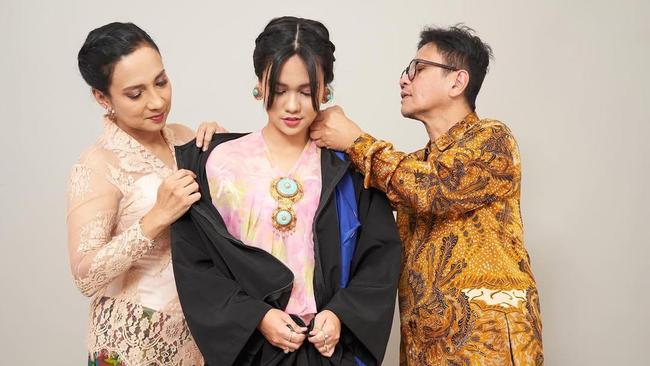 Kisah Haru di Balik Baju Pink yang Dikenakan Charlotte Putri Shahnaz Haque saat Wisuda