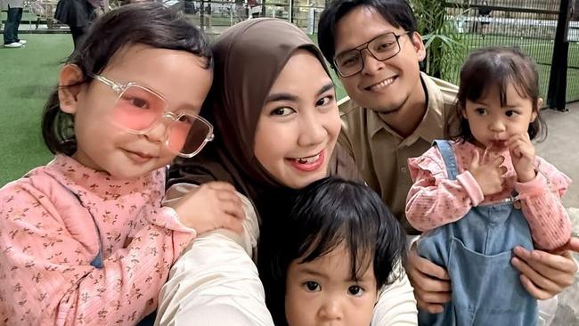 5 Potret Alma & Alsa Putri Kembar Anisa Rahma, Suka Ikut Sang Bunda ke Lapangan Padel - Foto 1