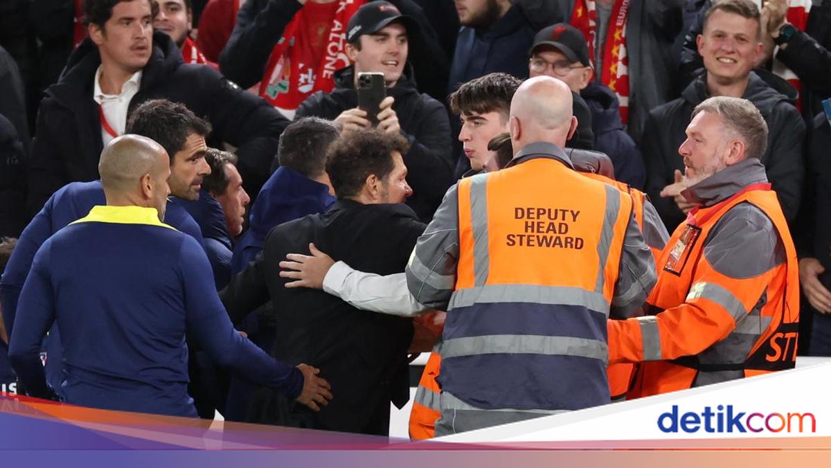 Fans Liverpool yang Bikin Simeone di Kartu Merah Memang 'Bermasalah'