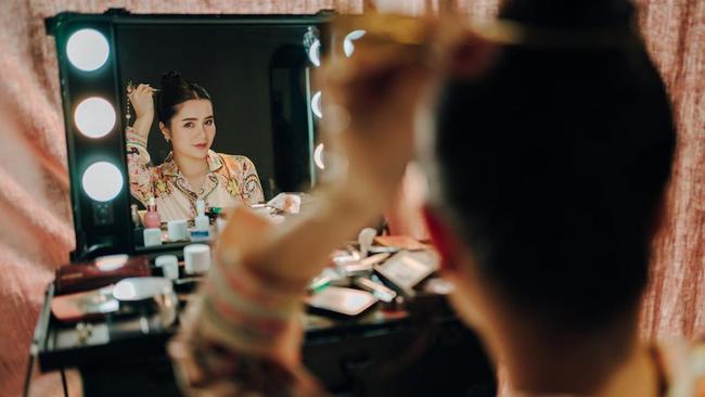 7 Sifat Unik Orang yang Gemar Membenahi Rambut di Depan Cermin