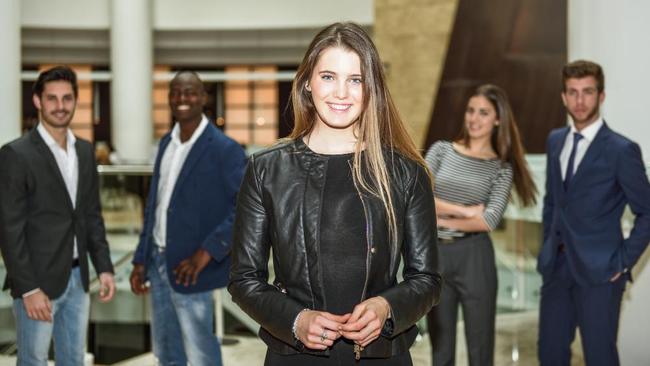 Tanda Kamu Sering Jadi Pusat Perhatian di Mana Pun Berada