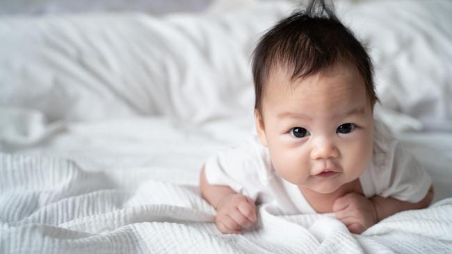 Kapan Bayi Mulai Lihat Warna Terang Selain Hitam & Putih?