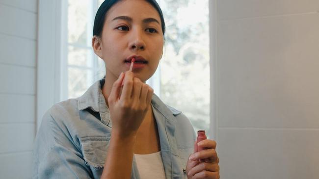 Tampil Segar dan Manis dengan Tren Blurry Lips, Ini Tipsnya