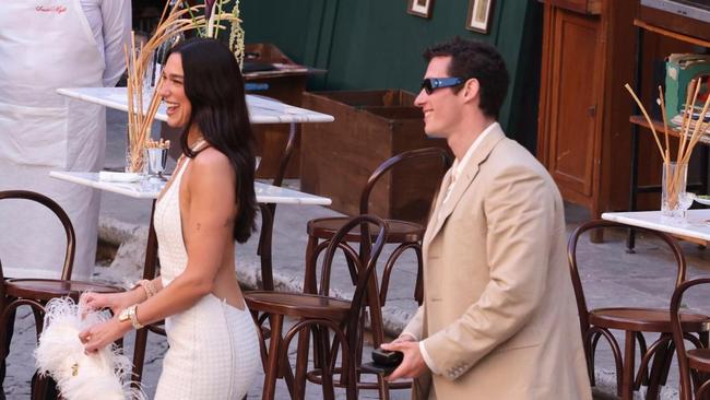 Gaun Pengantin Dua Lipa di Pesta Pernikahan di Italia