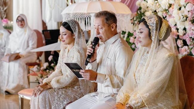 Momen Jennifer Coppen Sungkeman ke Ayah Bule Jelang Pernikahan, Pajang ...