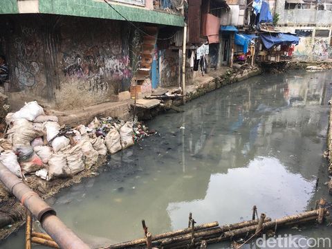 Dibersihkan Tiap Hari, Kali Jati Bunder Kotor dalam Hitungan Jam | KASKUS