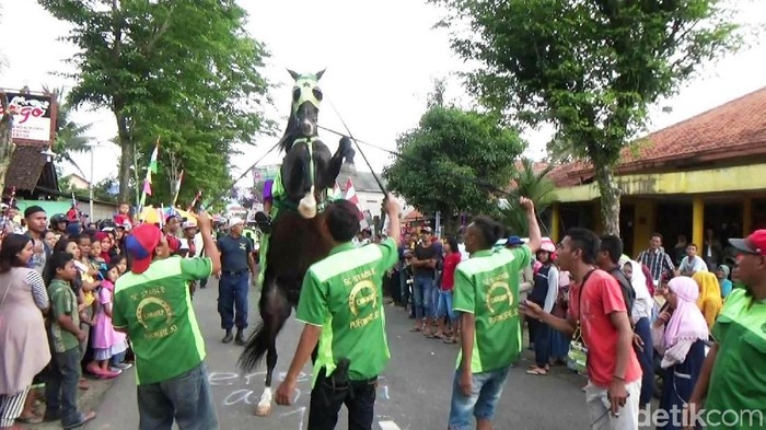 Aksi Kuda Jingkrak Meriahkan Maulid Nabi di Purworejo